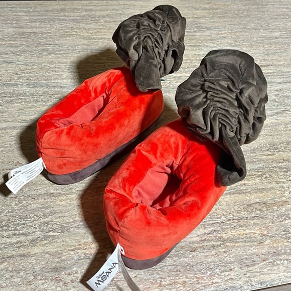 Disney | Shoes | Nwob Disneys Moana Happy Feet Slippers For Big Kids ...